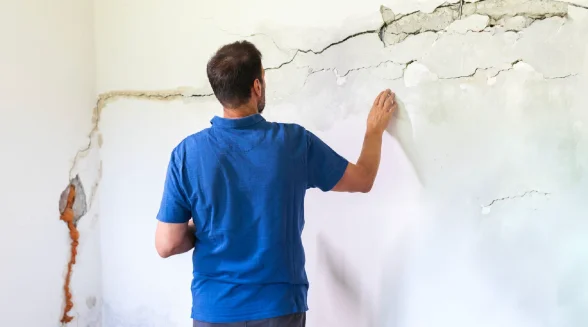 Fixing Plaster Wall Cracks in London | Serviceteam Experts